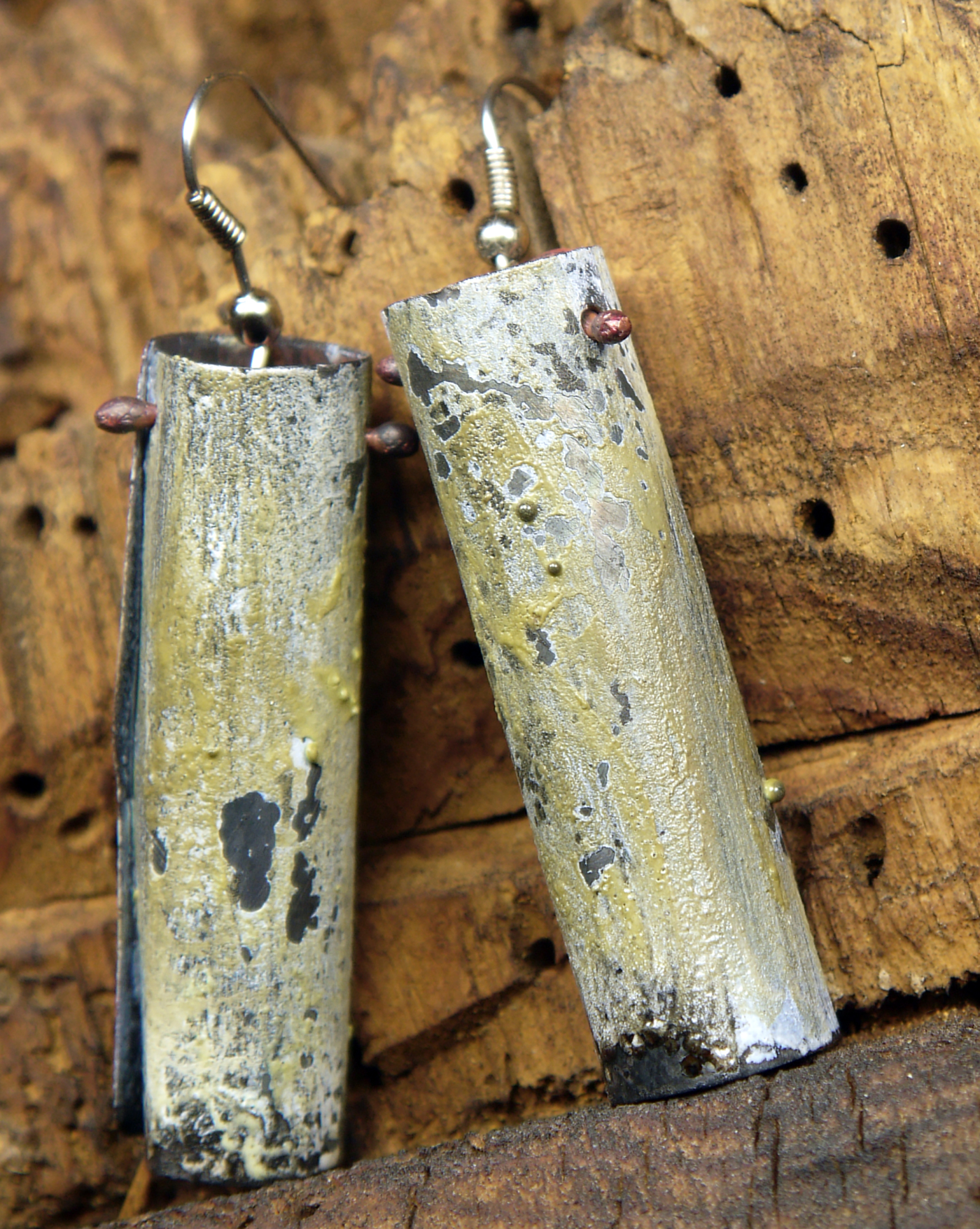 Greenish enameled steel tube earrings | Jomama